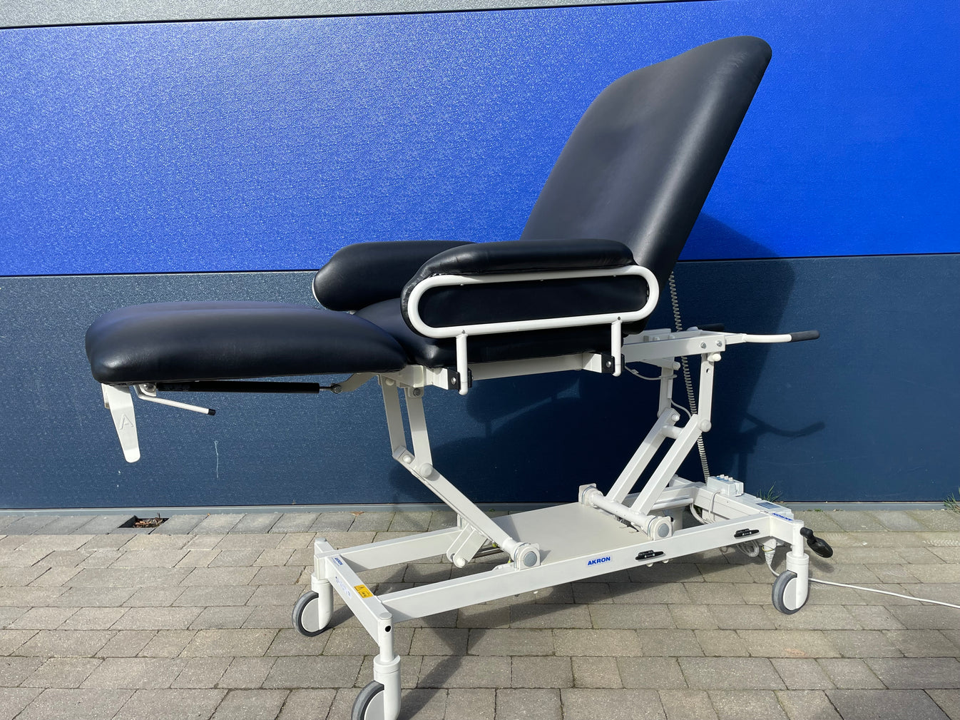 Reconditioned Huntleigh Akron Day Care Couch – Seal Medical